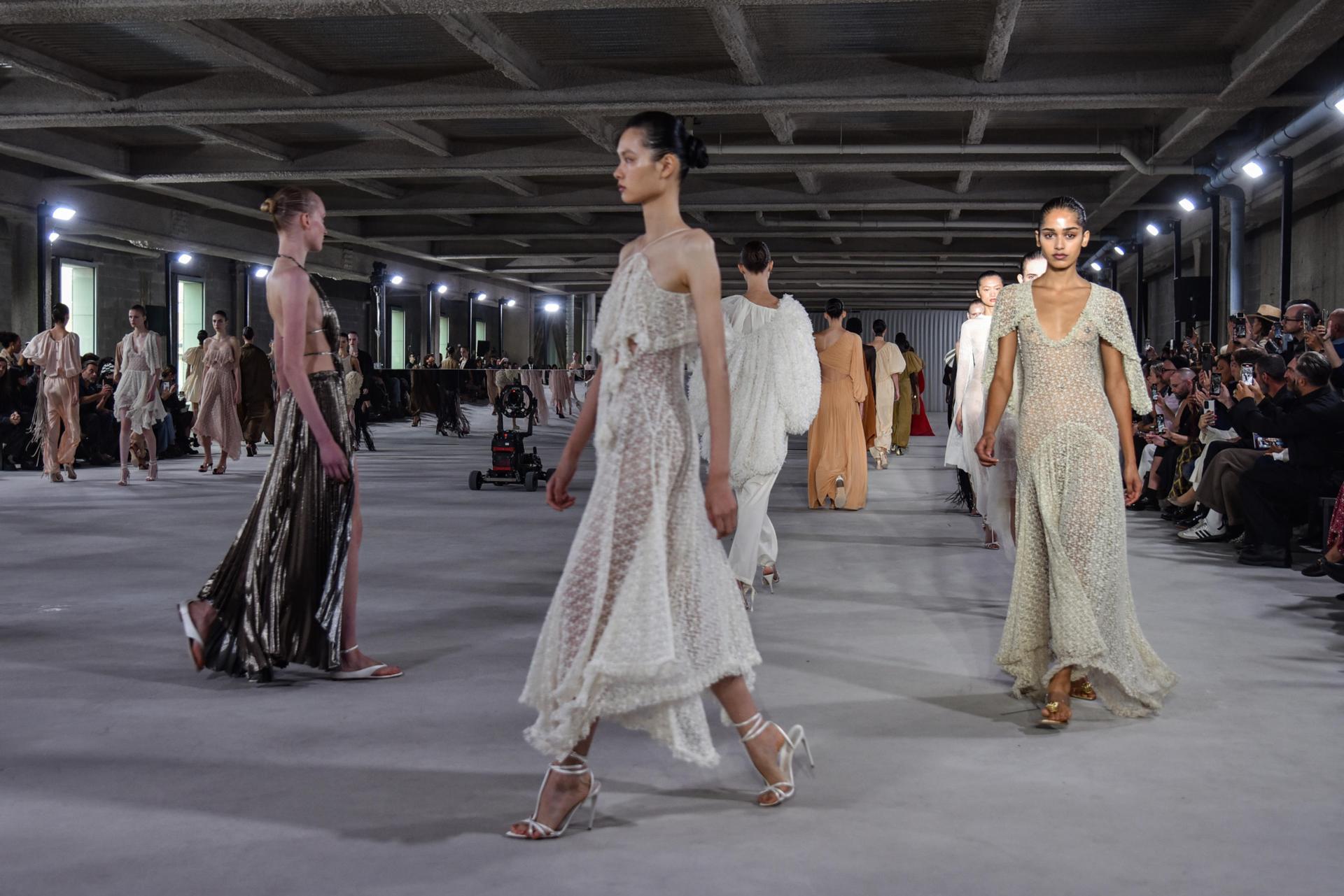 Max Mara luce en Milán sus ropas inspiradas en la erudita Hipatia y la ...