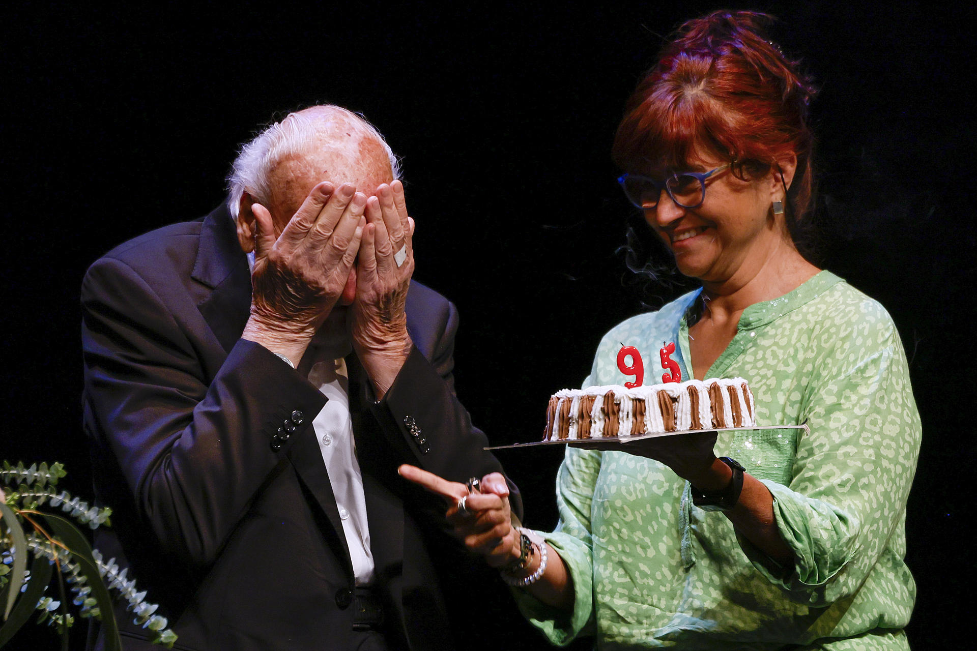 Héctor Alterio celebra su 95 cumpleaños sobre un escenario en España ...