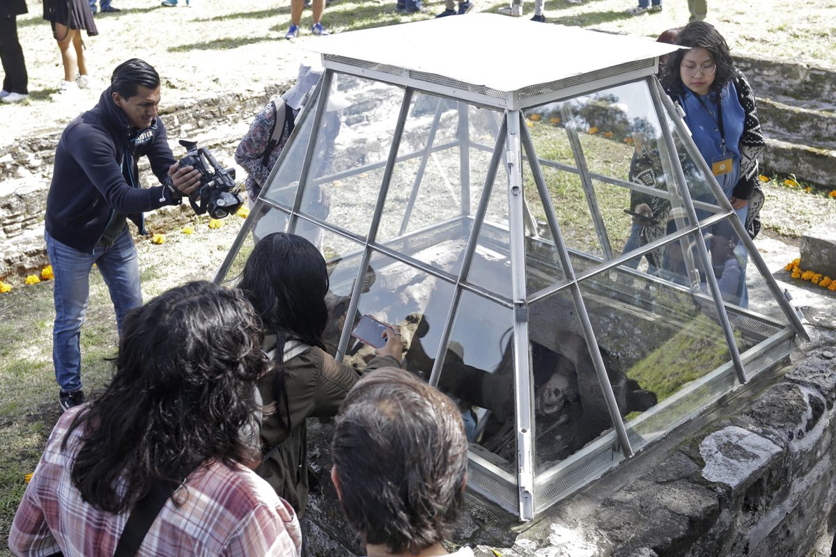 Zona arqueológica de Cholula en México exhibe altar de cráneos en Día ...