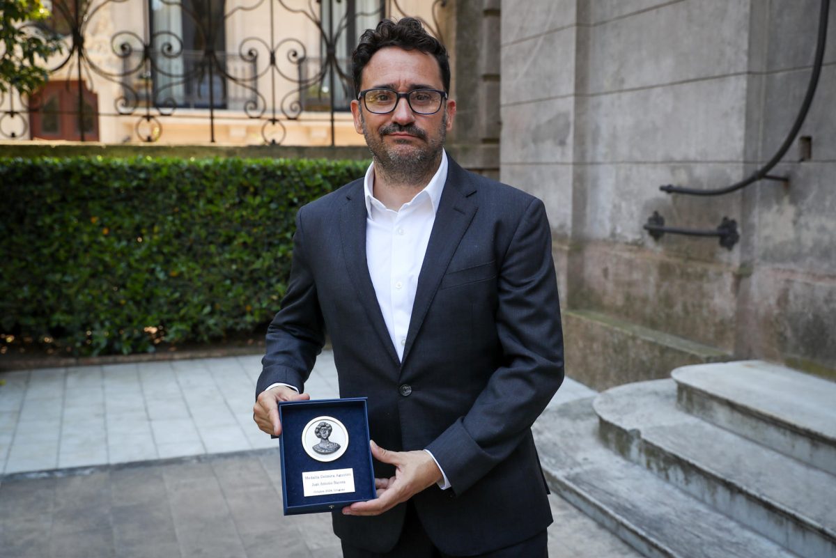 El director de 'La sociedad de la nieve' recibe la máxima distinción ...