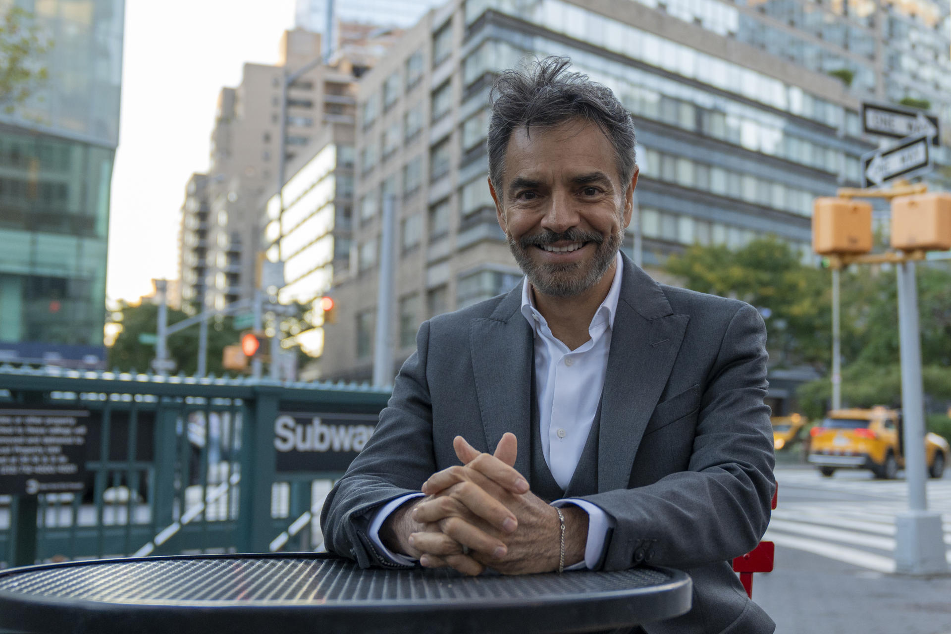 Eugenio Derbez lanza 'Y llegaron de noche' en Nueva York | Qué Pasa