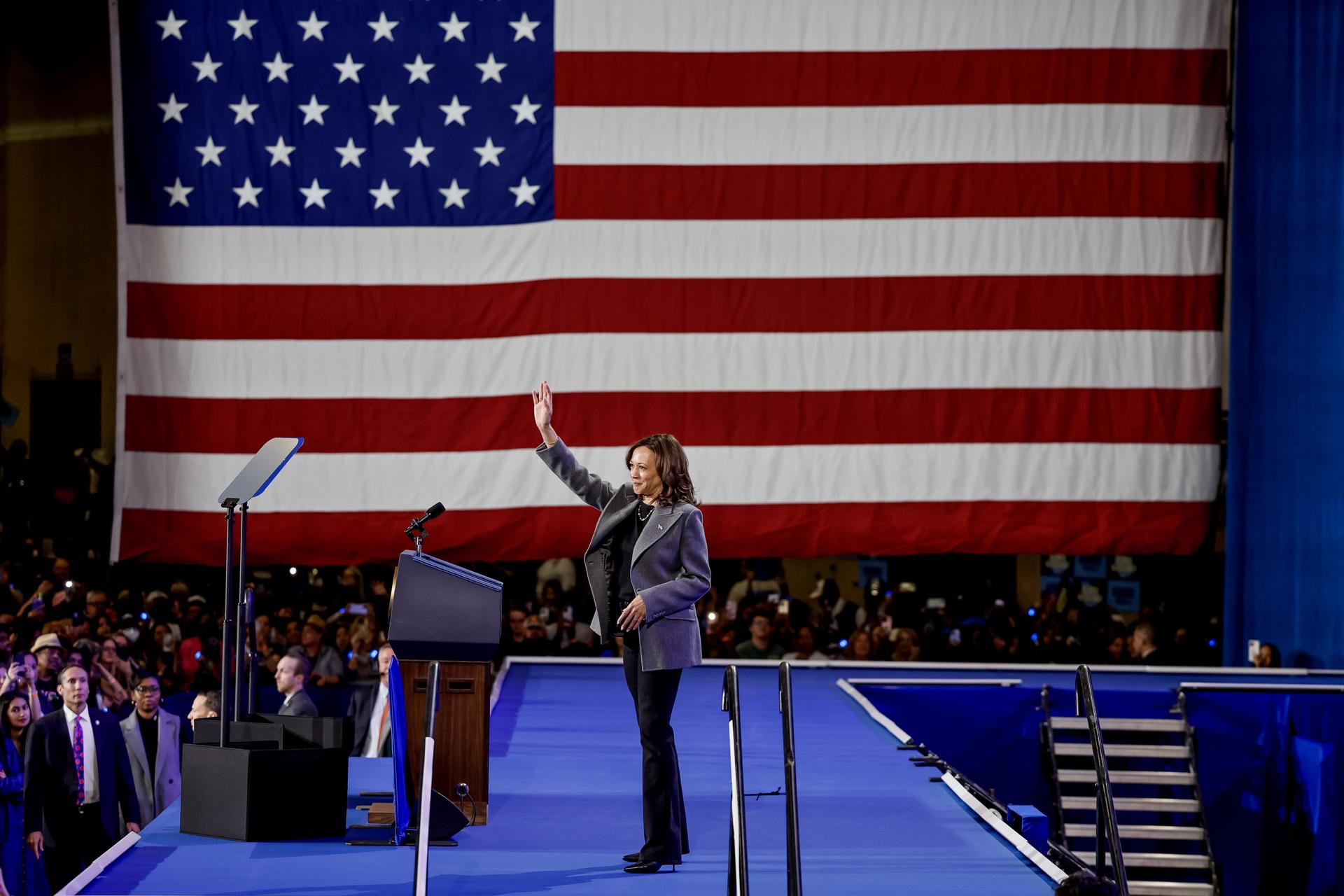 Trump y Harris continúan sus campañas en los estados clave de la mano ...