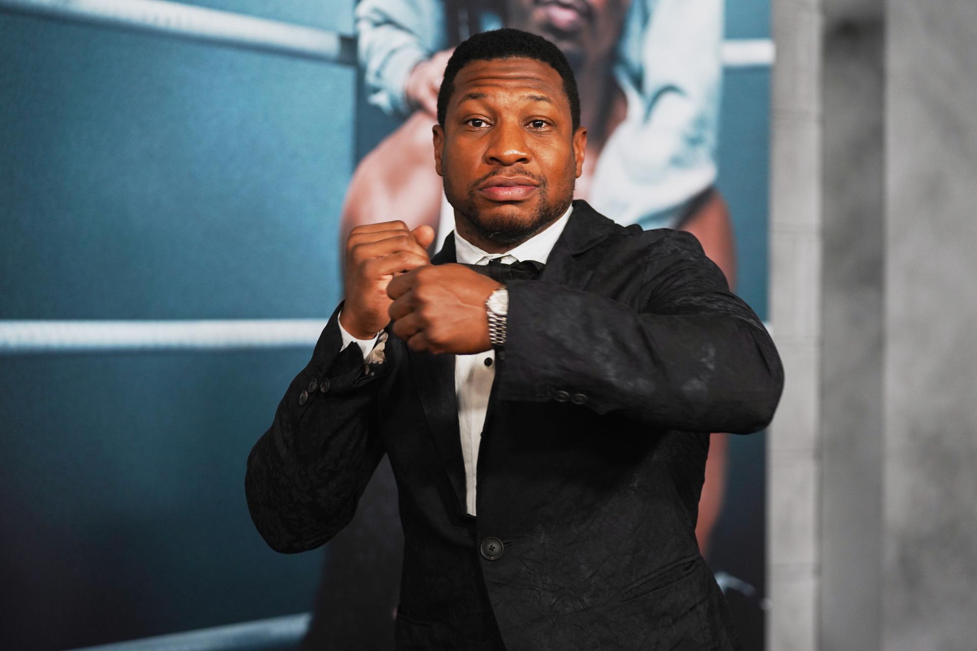 El actor Jonathan Majors y su expareja acuerdan cerrar demanda civil ...