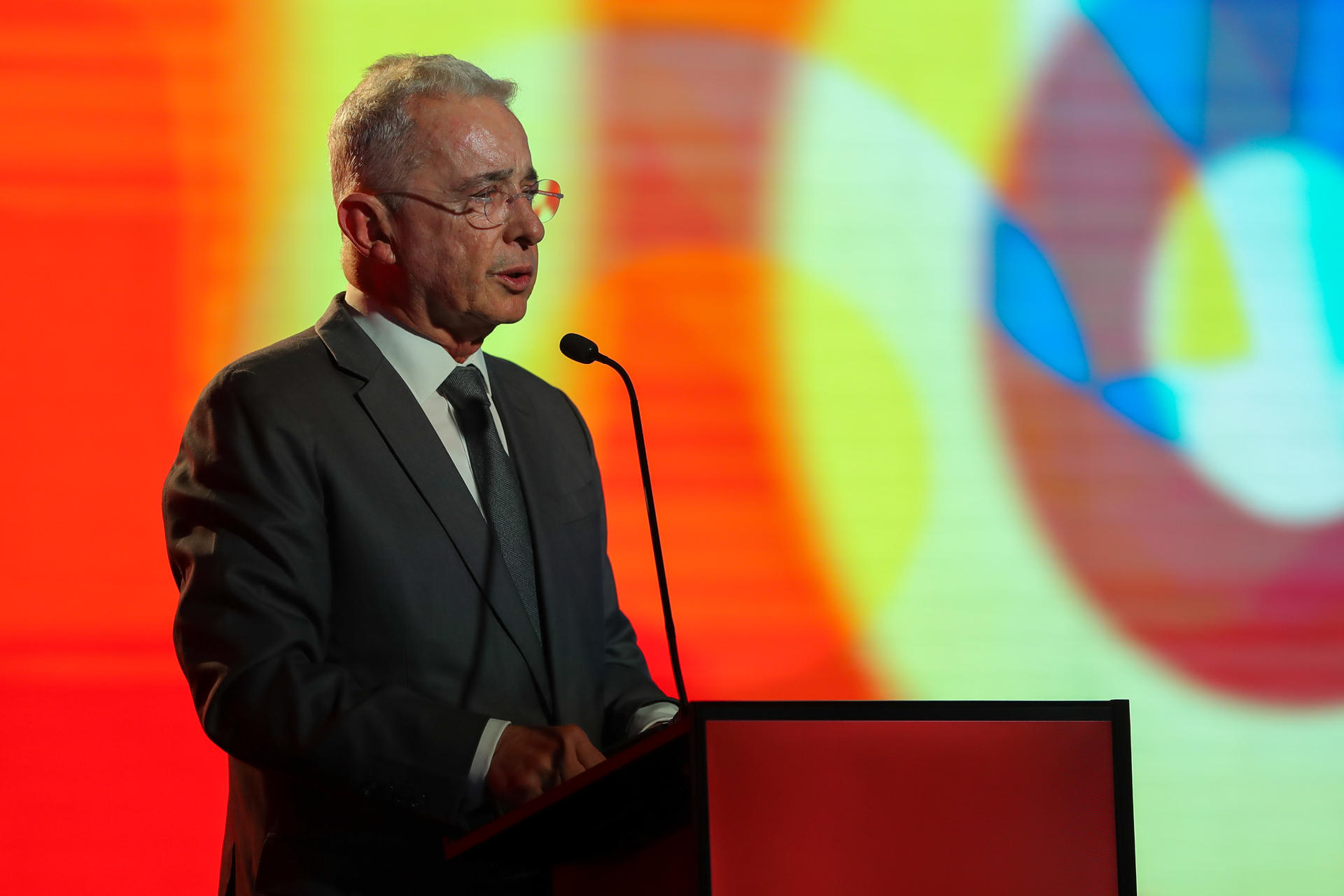 Álvaro Uribe señala en Ecuador a la seguridad como valor democrático y ...