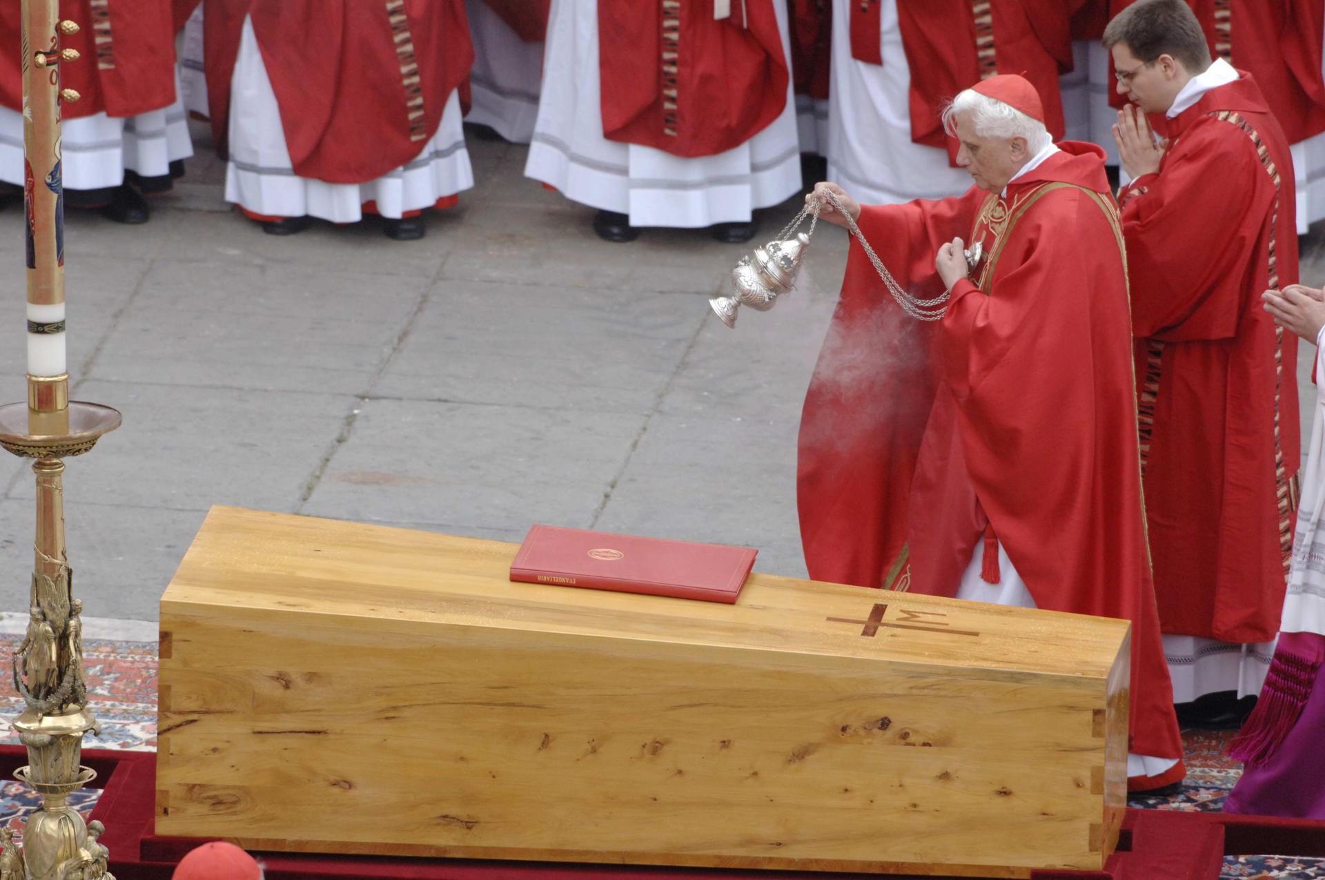 Francisco cambia el funeral de los papas: Sin tres ataúdes y exposición ...