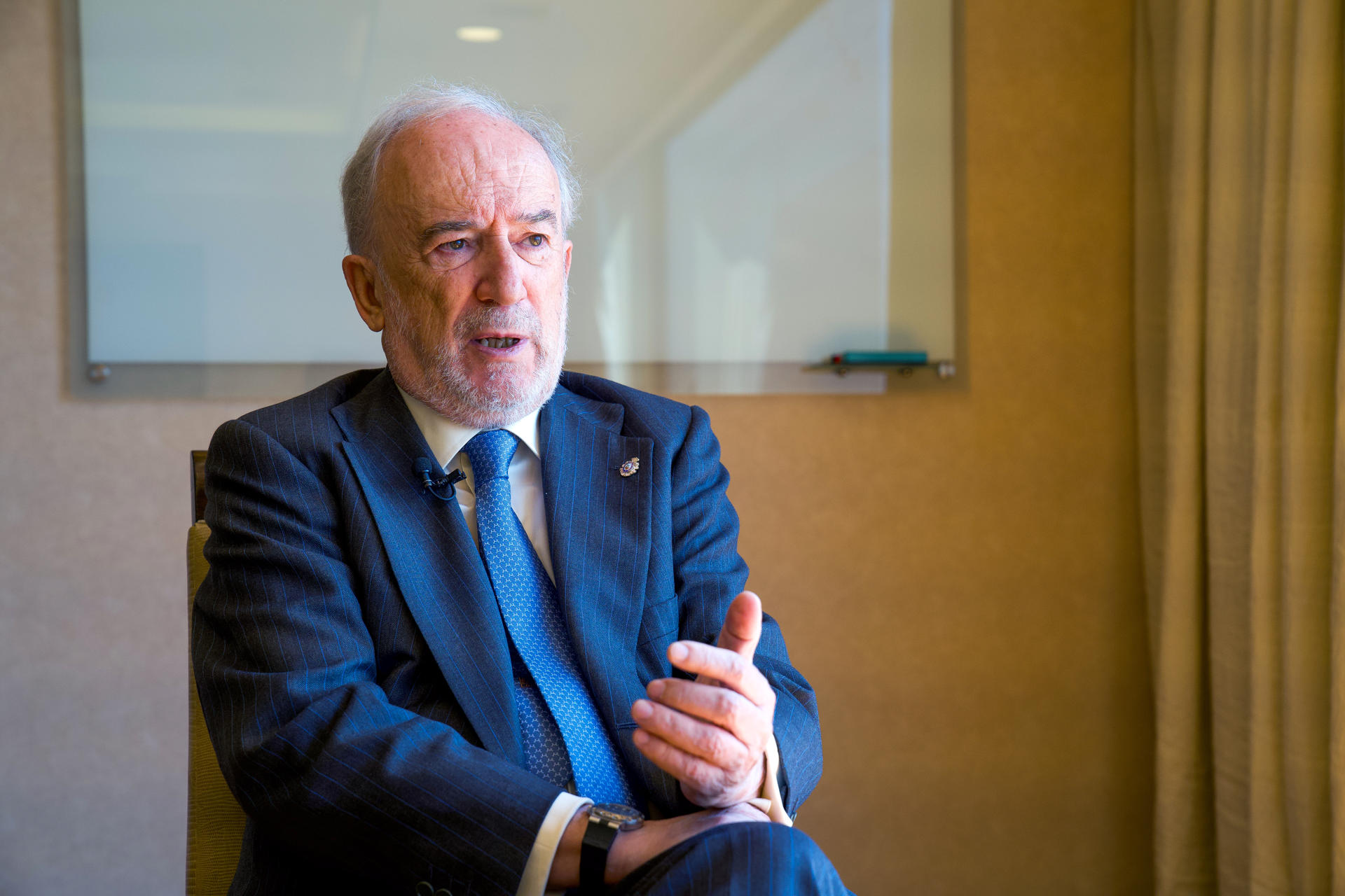 El director de la RAE pide cuidar el español en las IA para que no ...