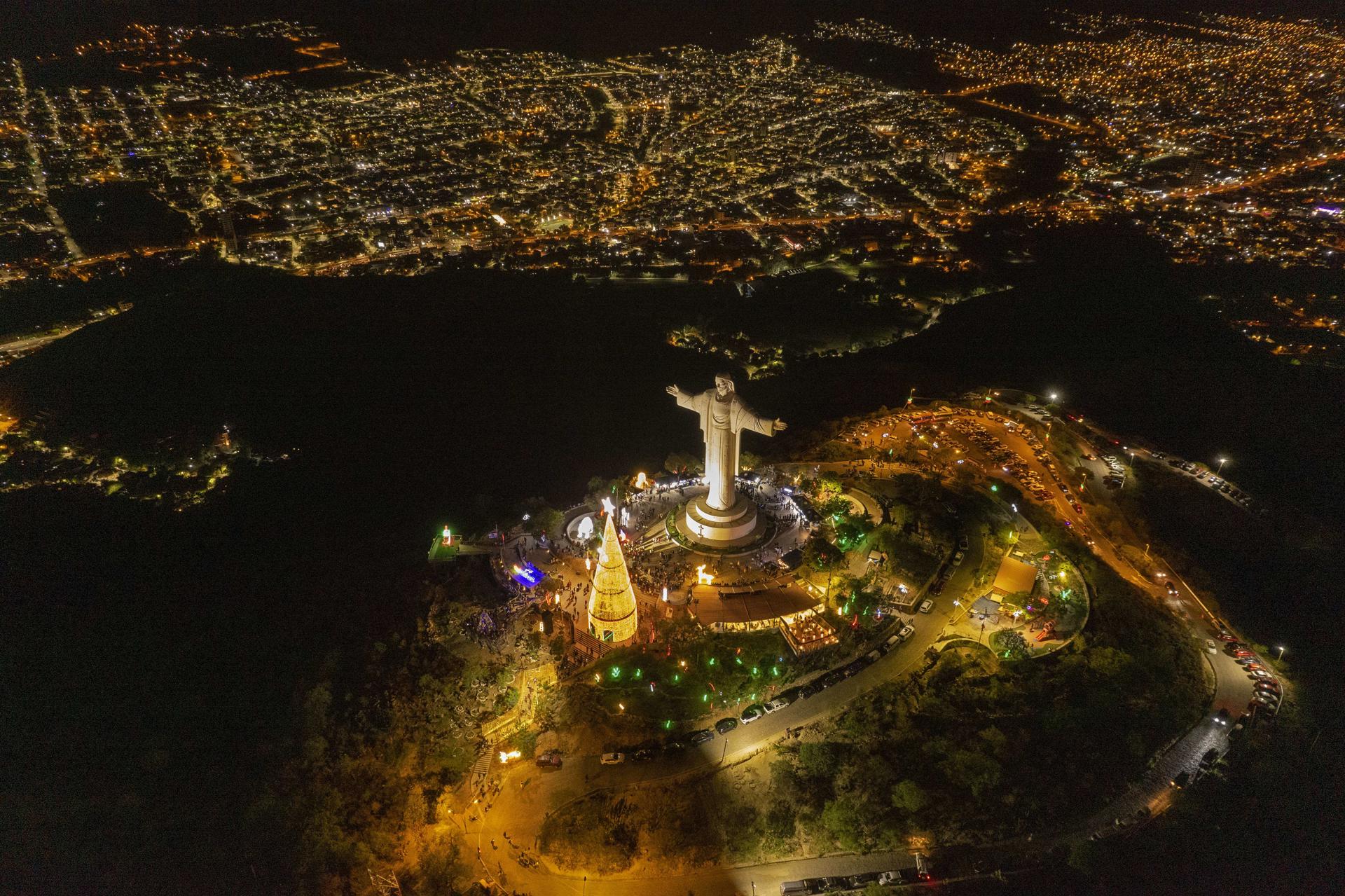 Bolivia enciende la Navidad en el Cristo de la Concordia, el más grande ...