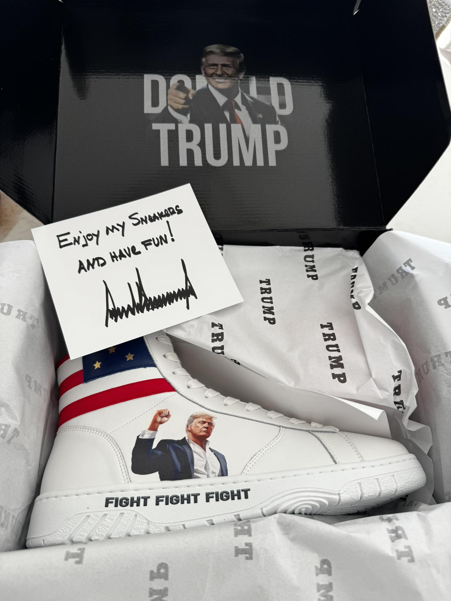 Colonias, zapatos y Biblias: el merchandising de Trump para ganar ...