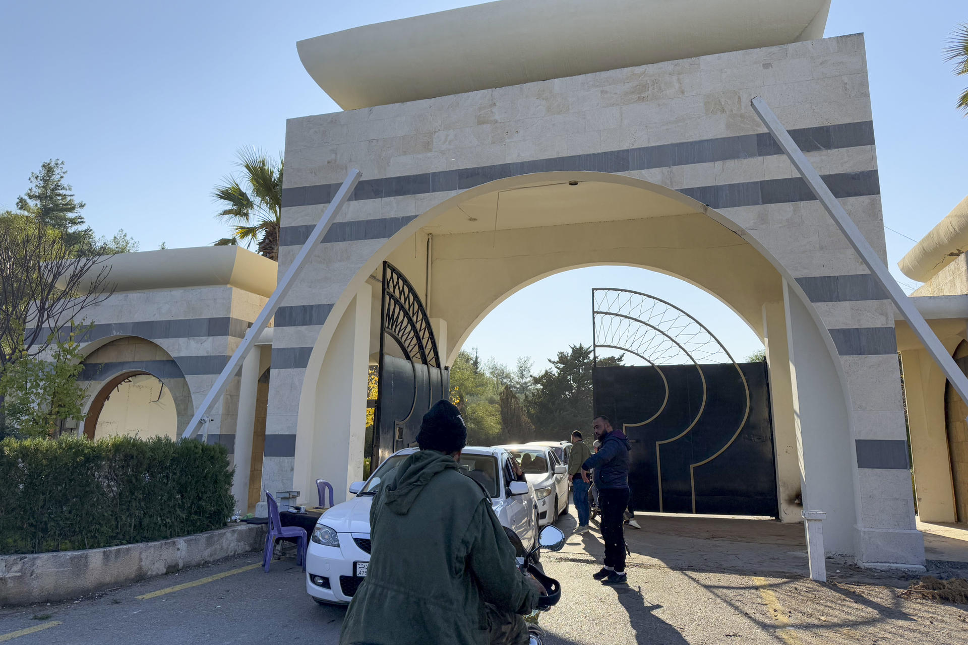 En el "paraíso de un criminal", los palacios de Al Asad son ahora ...