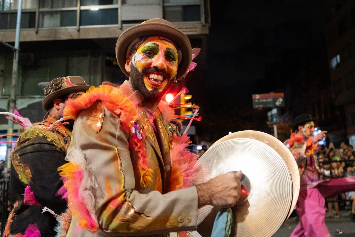 Brilloso y pícaro, el carnaval más largo del mundo vuelve a desfilar ...