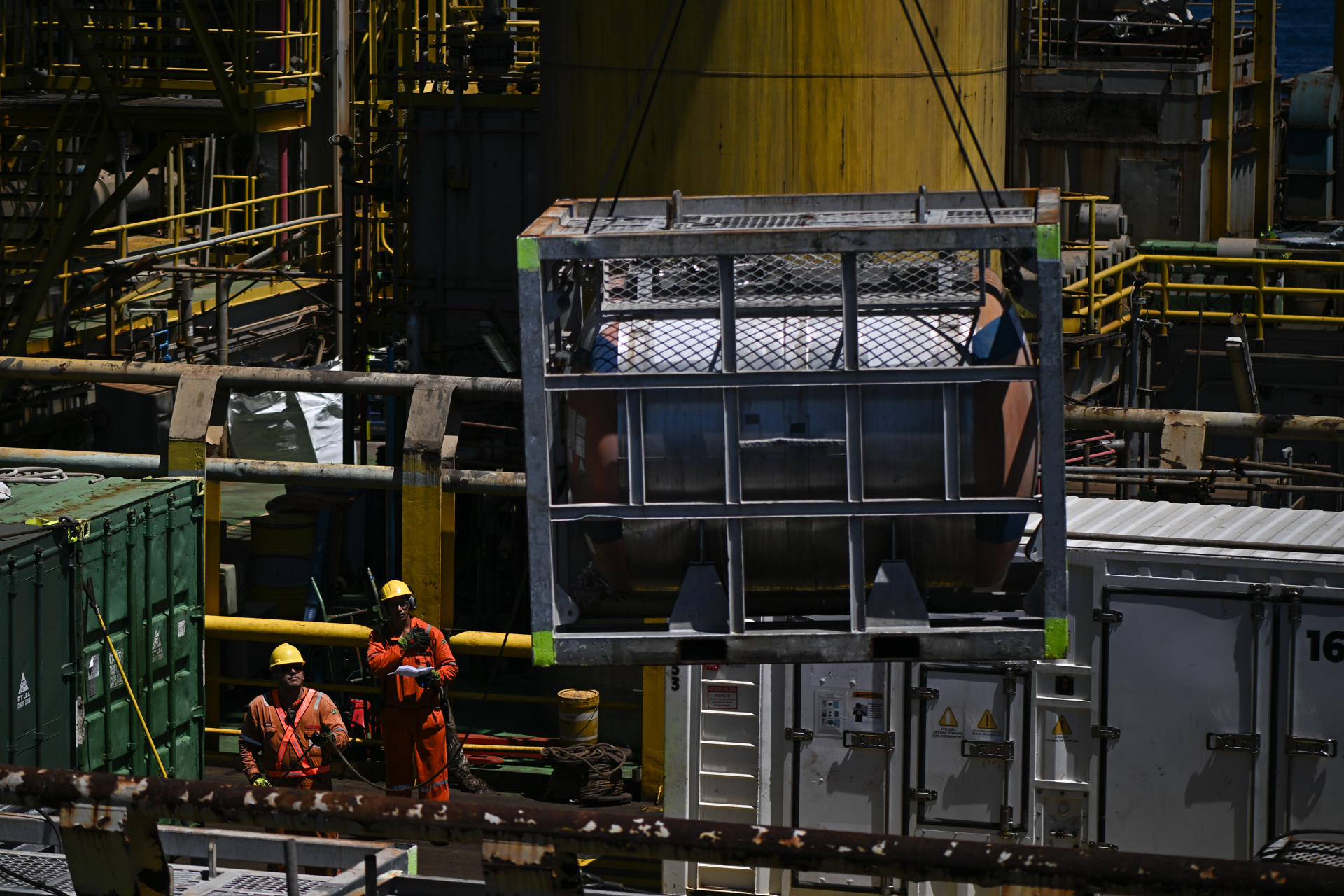 Petrobras pone en operación su mayor plataforma petrolera en uno de sus ...