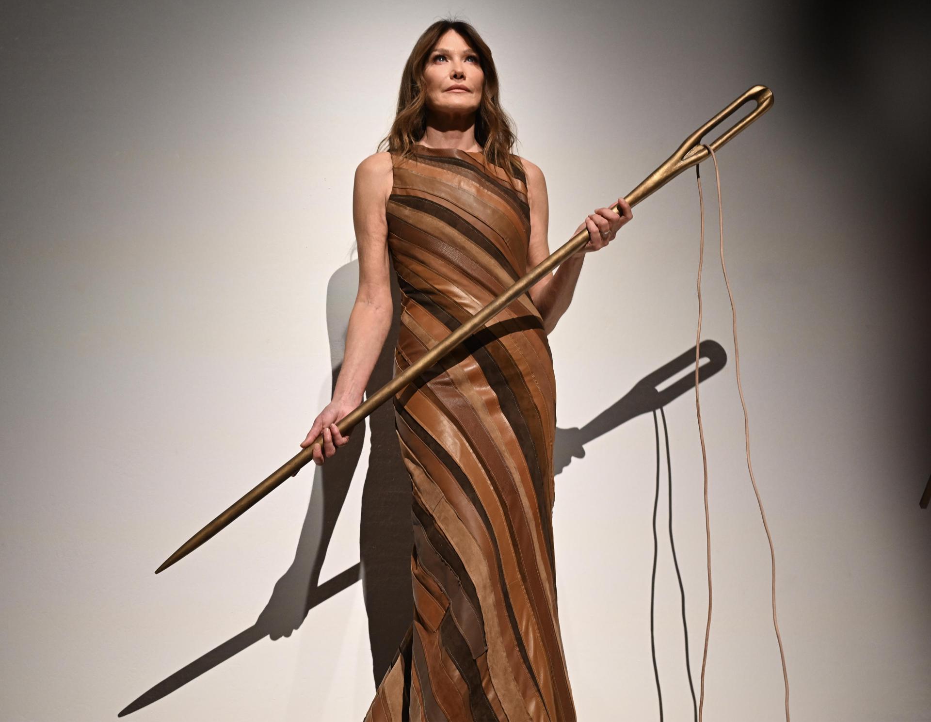 Carla Bruni encarna una obra de arte en Milán como símbolo de la ...