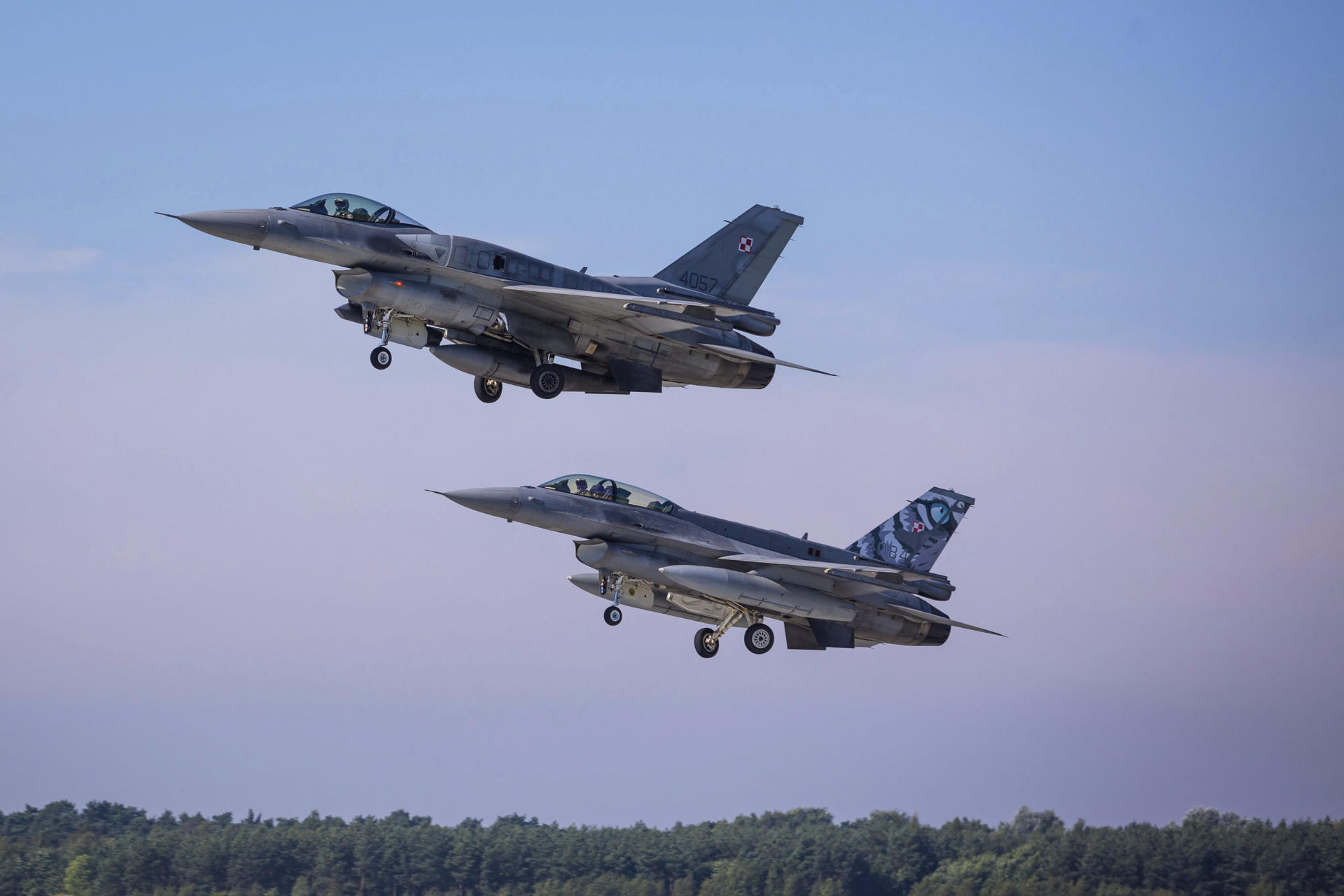 Llega a Ucrania una nueva partida de cazas F-16 procedentes de Países ...