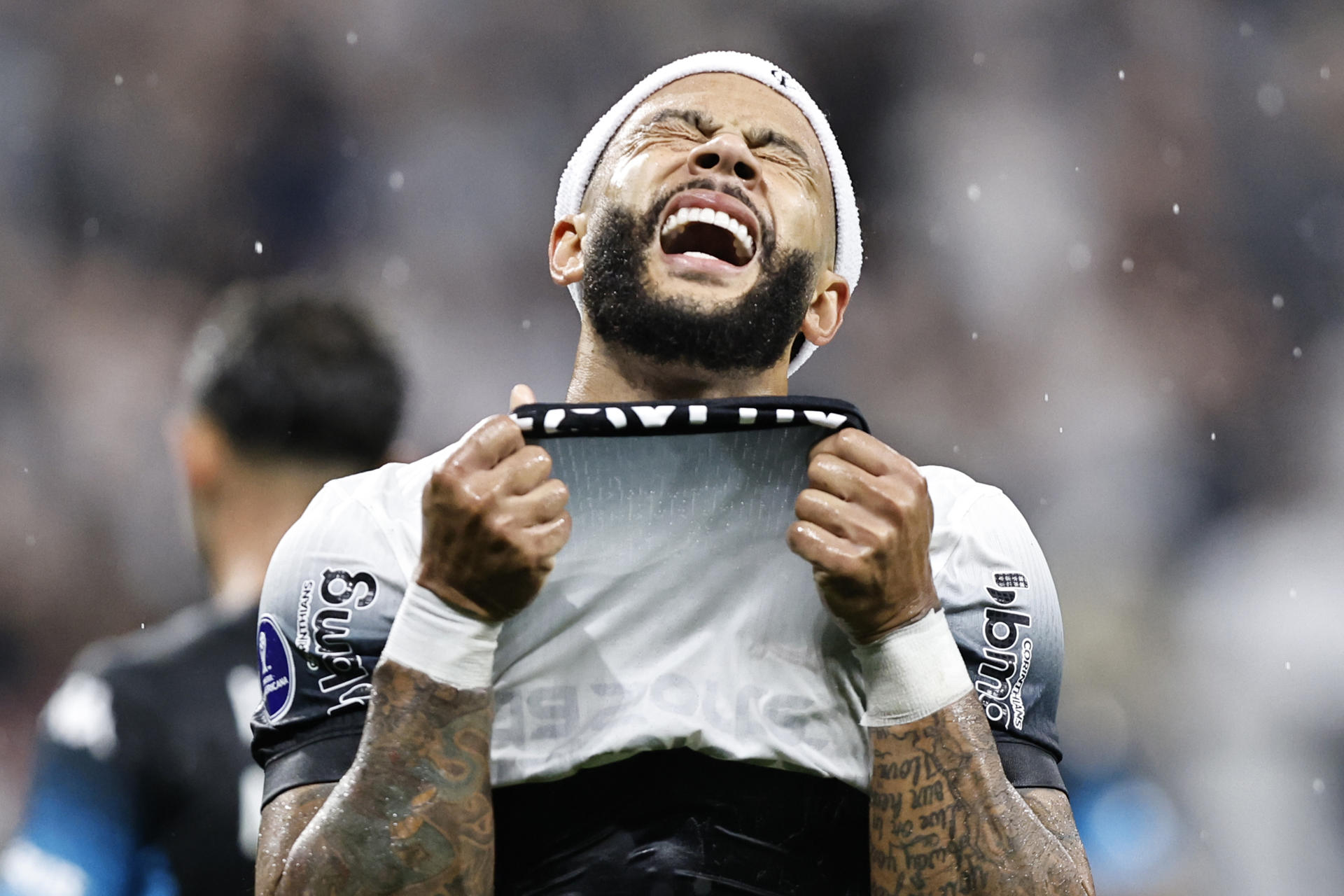Memphis Depay asume la camiseta 10 del Corinthians tras polémica con el ...