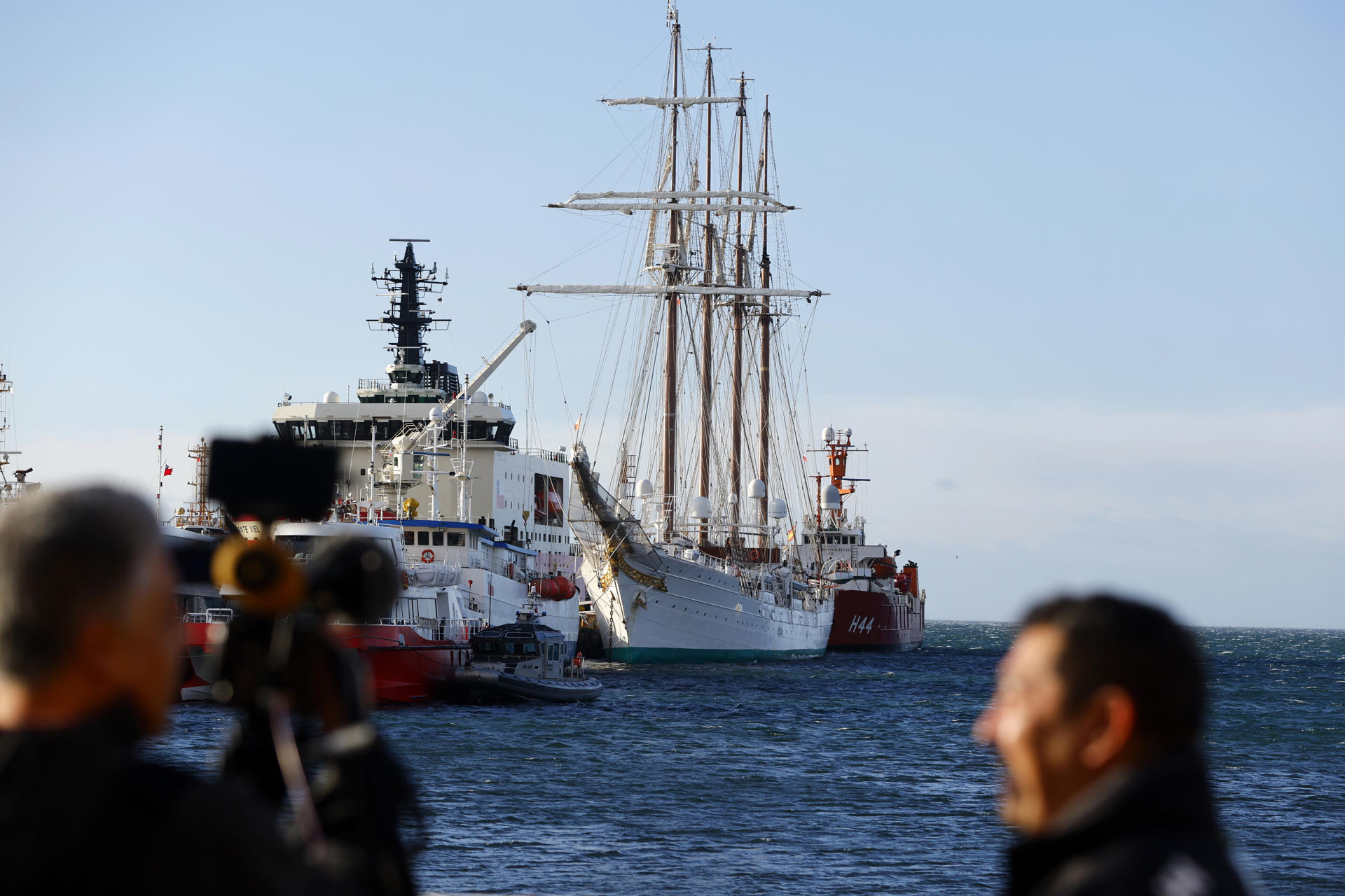 El capitán de Elcano dice que todos los guardiamarinas se encuentran ...