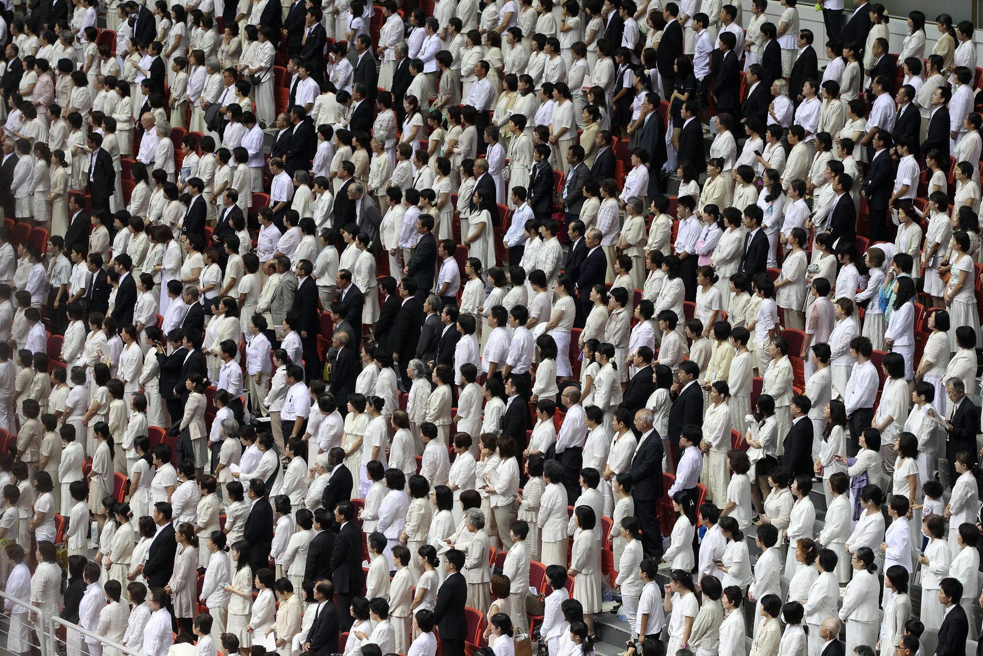 La justicia japonesa ordena disolver la secta Moon como organización ...