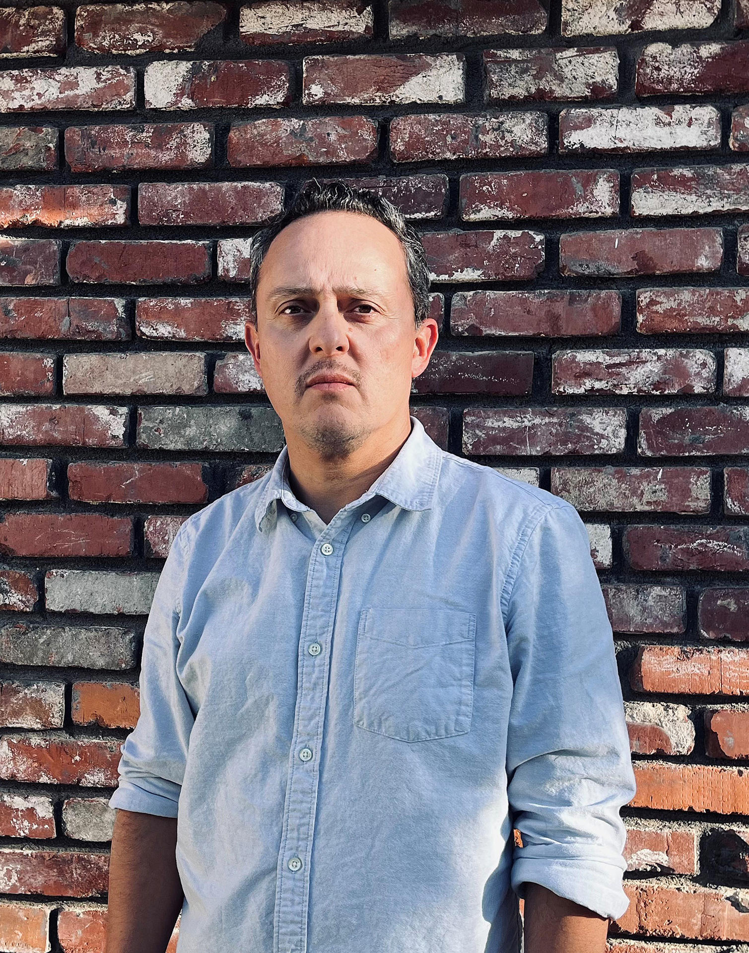 El escritor Rafael Lemus mapea la fractura literaria en 'Atlas de (otro) México' | Qué Pasa