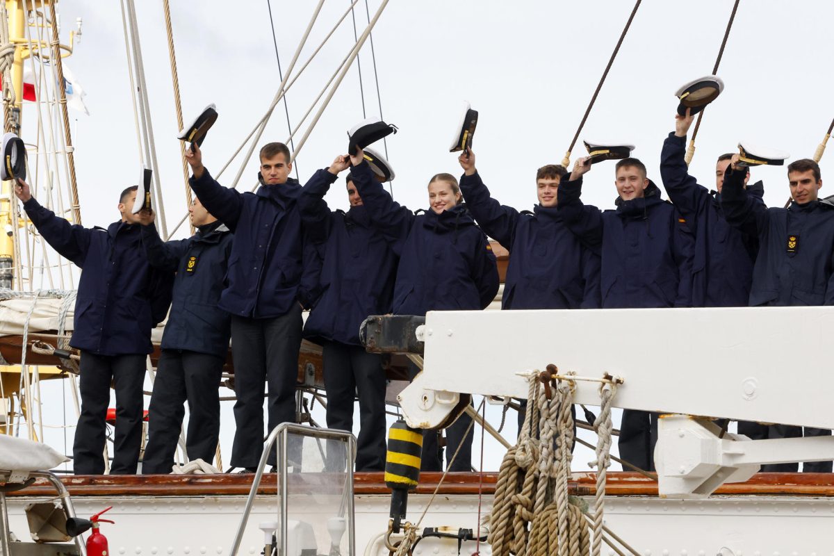 El buque escuela Elcano zarpa de Punta Arenas rumbo a su siguiente ...