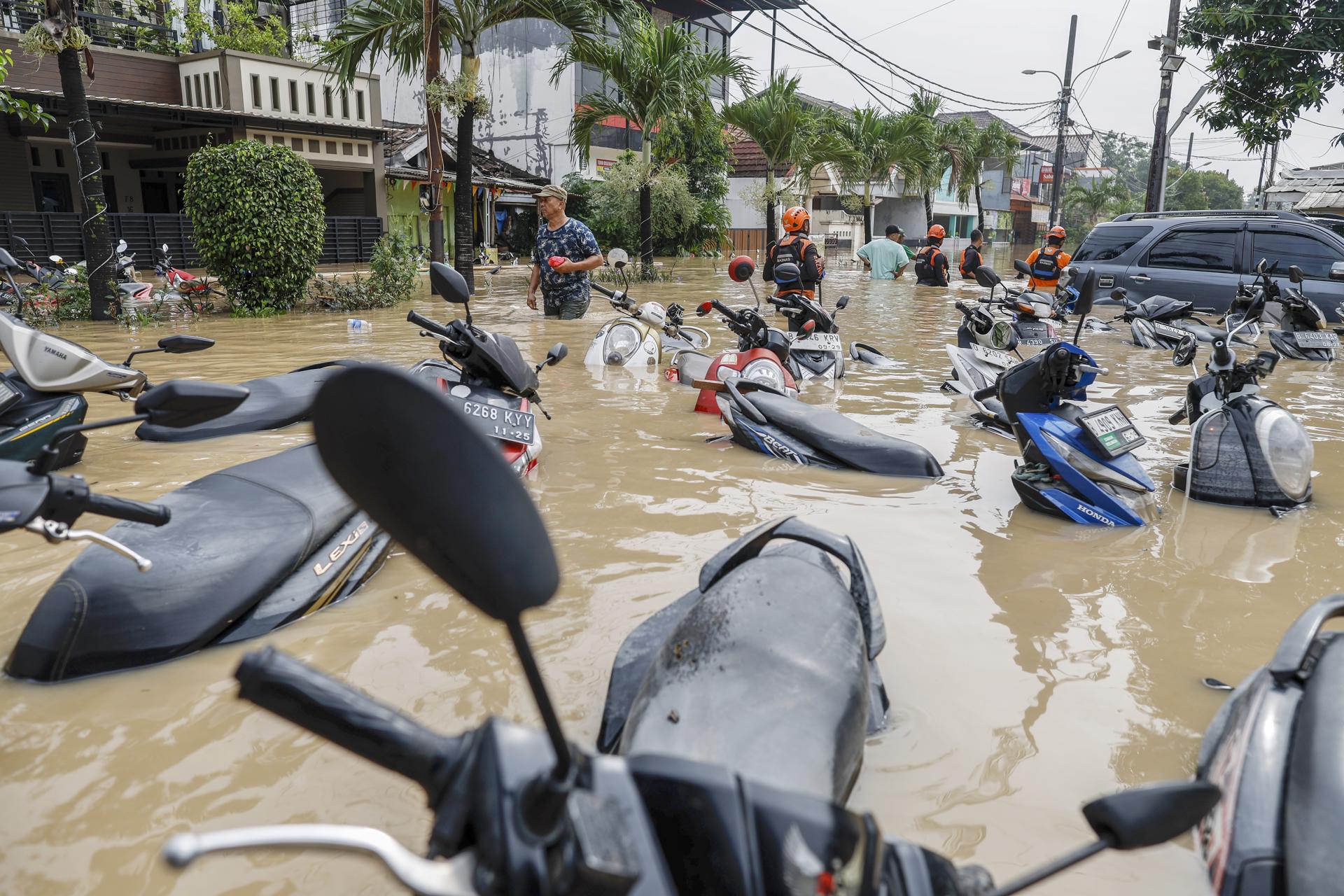Tres muertos en Indonesia por inundaciones que afectan varias regiones ...