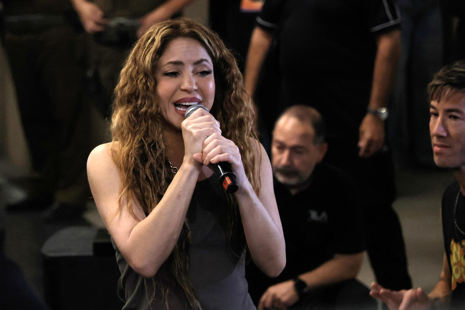 Shakira regala una canción a sus fans en la puerta del hotel antes de ...