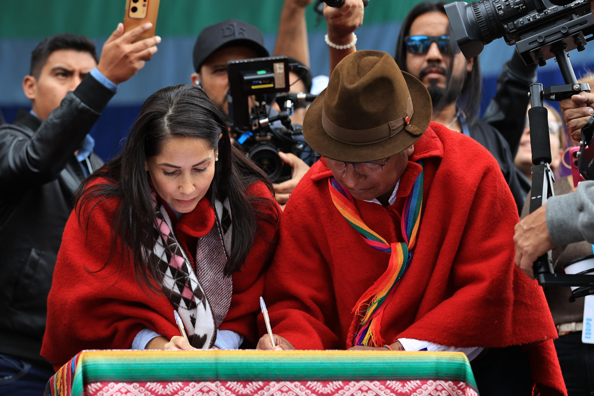 Luisa González firma pacto con movimiento indígena de Ecuador para tener respaldo frente a ...