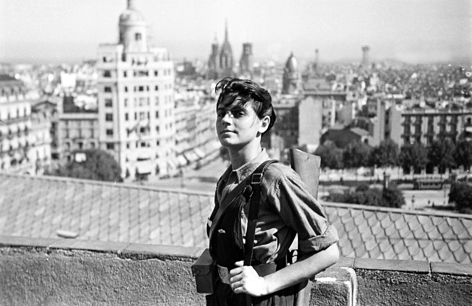 'La chica del fusil': La intensa vida de Marina Ginestà contada por su ...