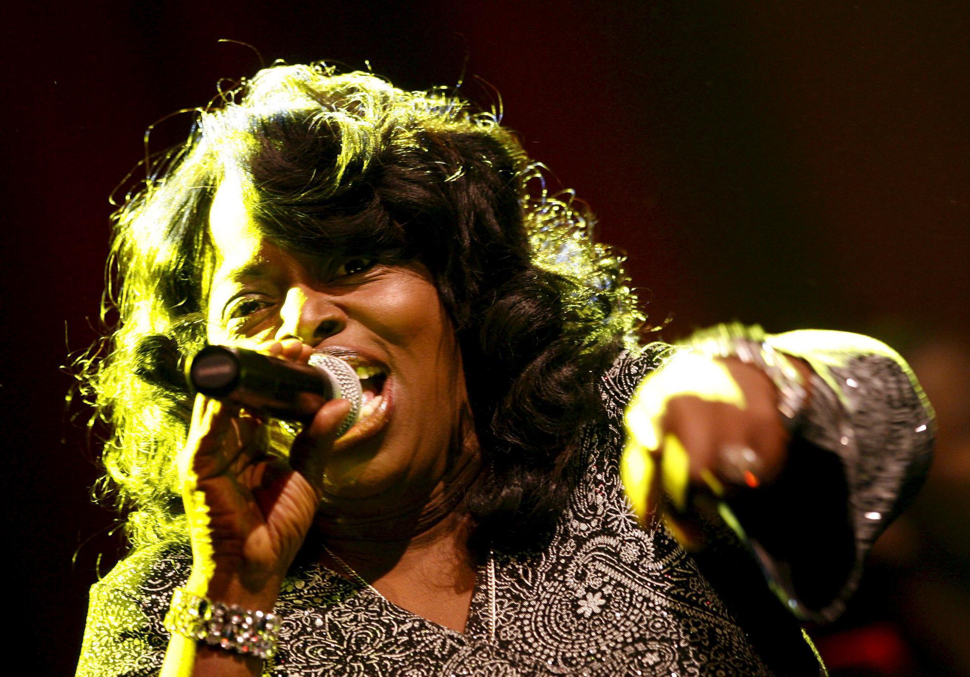 Muere en un accidente de tránsito la veterana cantante de R&B Angie ...