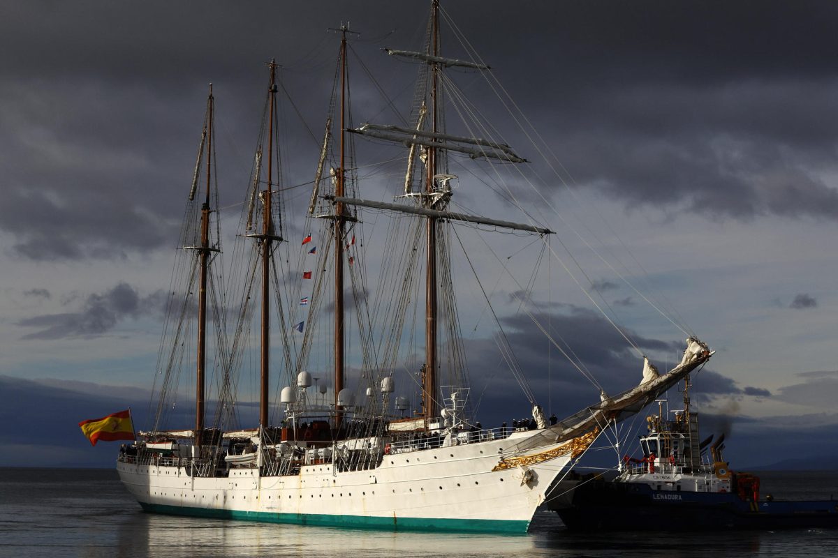 El buque escuela Elcano zarpa de Punta Arenas rumbo a su siguiente ...