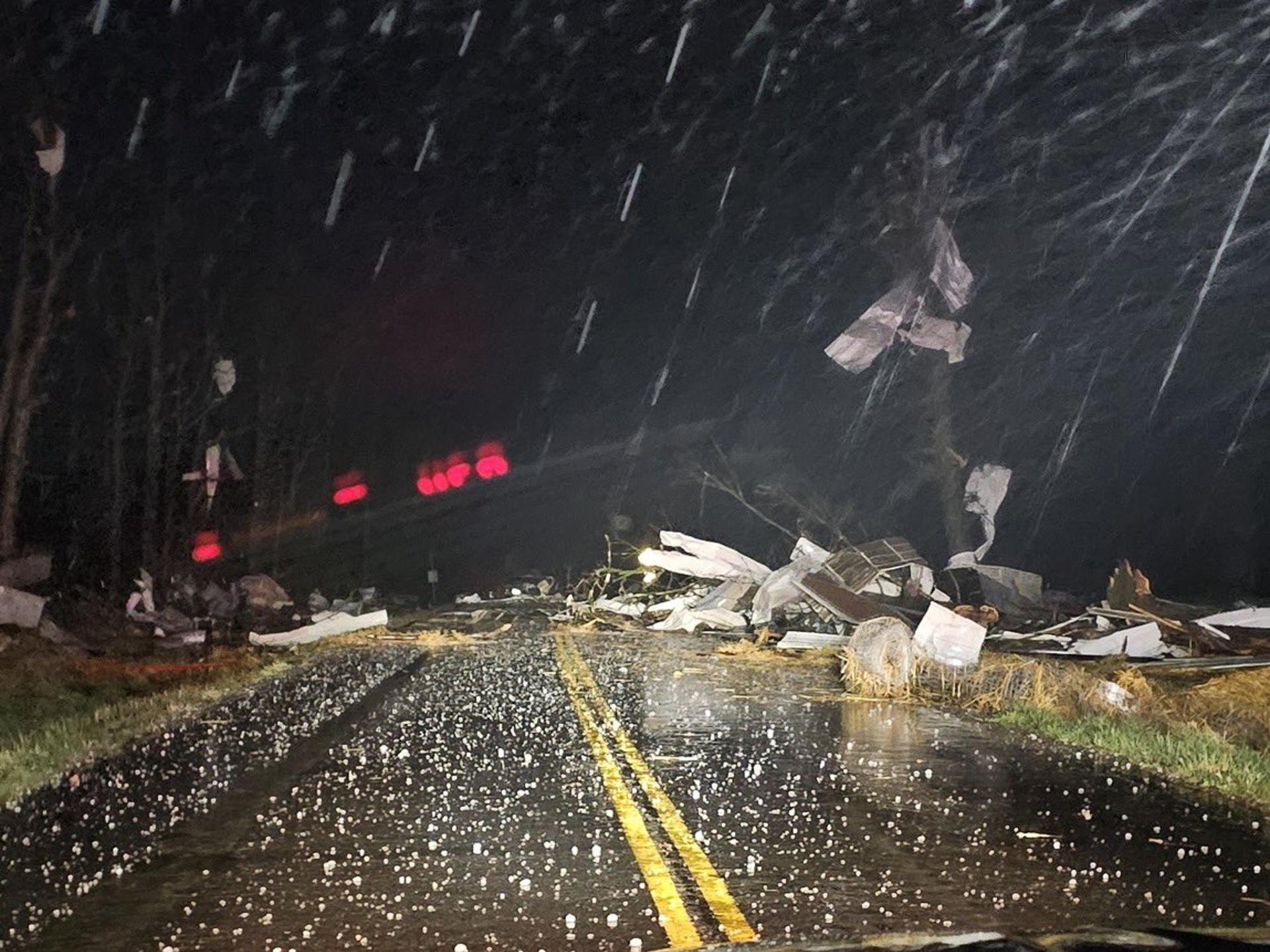 El impacto de tornados y fuertes tormentas provocan al menos 31 muertes ...