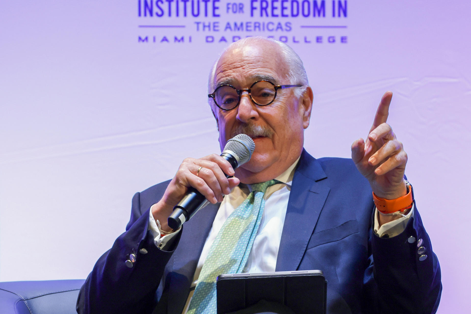 Expresidente colombiano Pastrana denuncia que fue retenido en el aeropuerto de Luanda | Qué Pasa