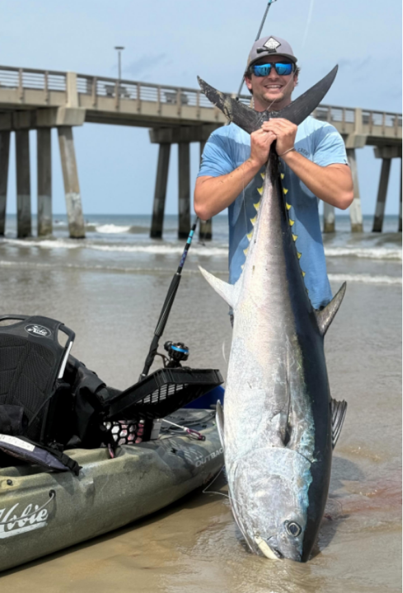 Pescador en kayak atrapa atún gigante en playa costas de NC | Qué Pasa