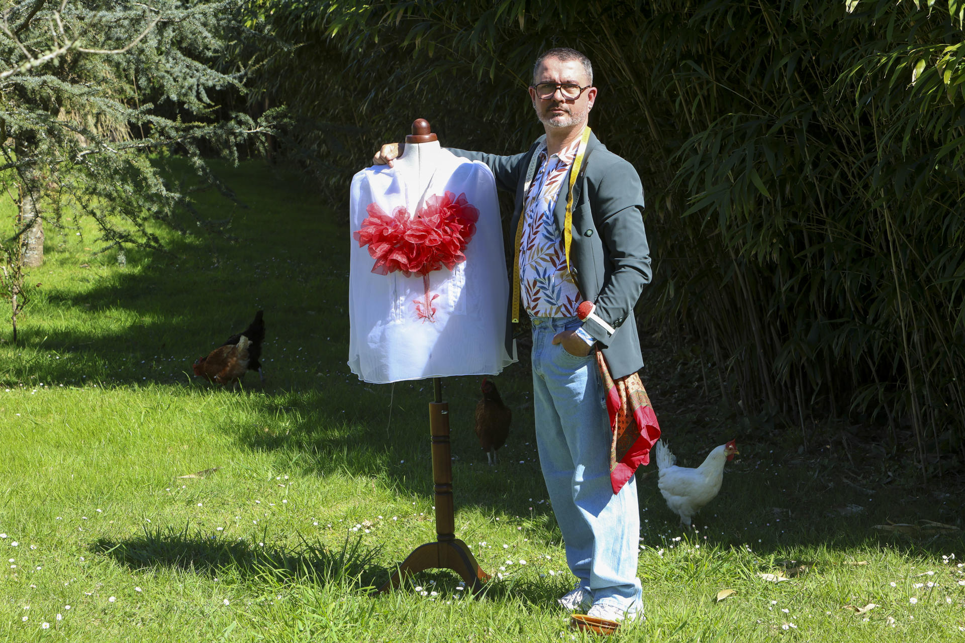 Álex Regueiro, el modisto gallego que cose para casas reales y ...