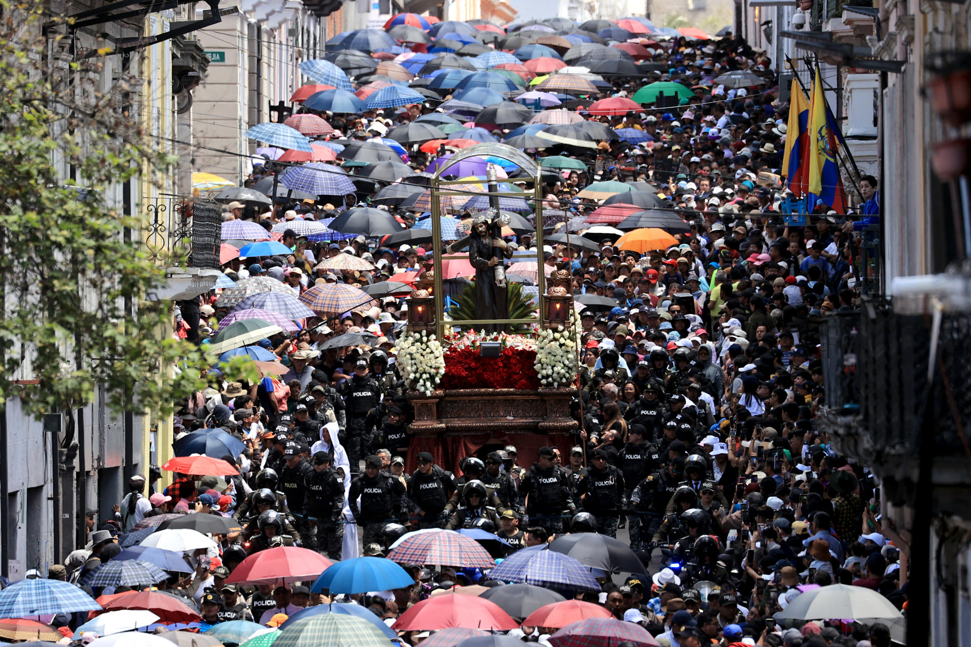 Miles de devotos de Jesús del Gran Poder en Ecuador inundan las calles ...