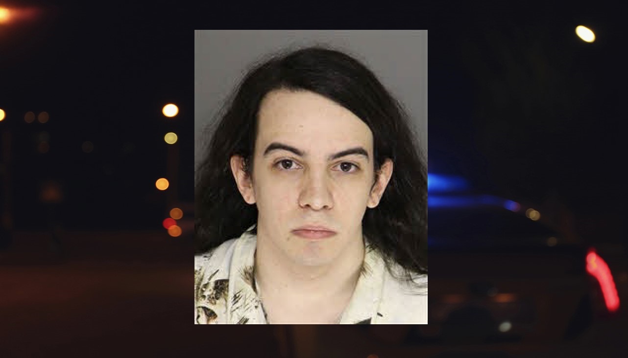 Acusado de 20 cargos de explotación sexual de un menor en NC | Qué Pasa