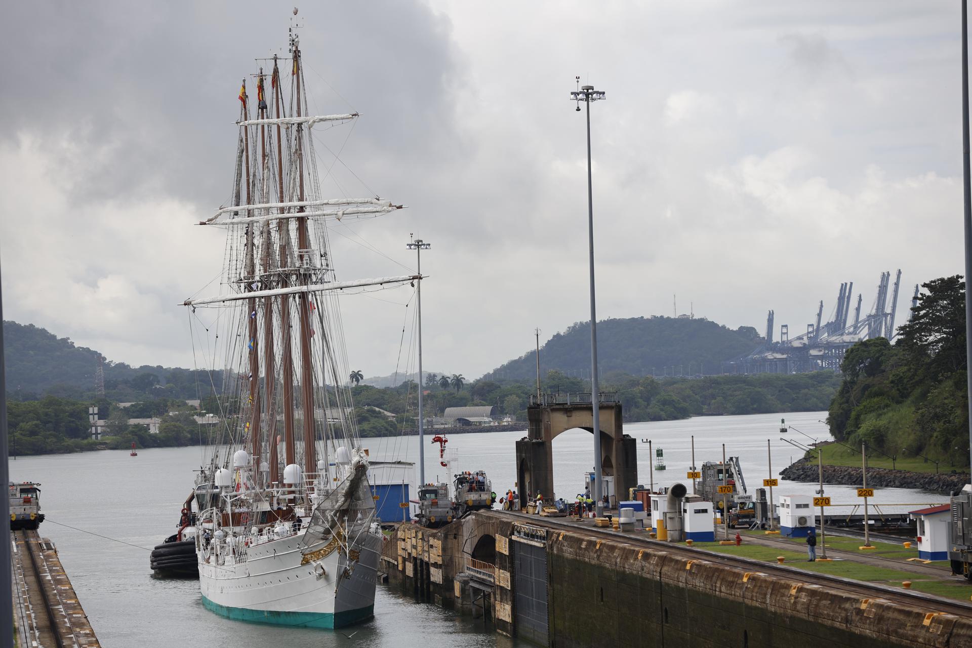 El Juan Sebastián de Elcano, con la princesa de Asturias a bordo, cruza ...