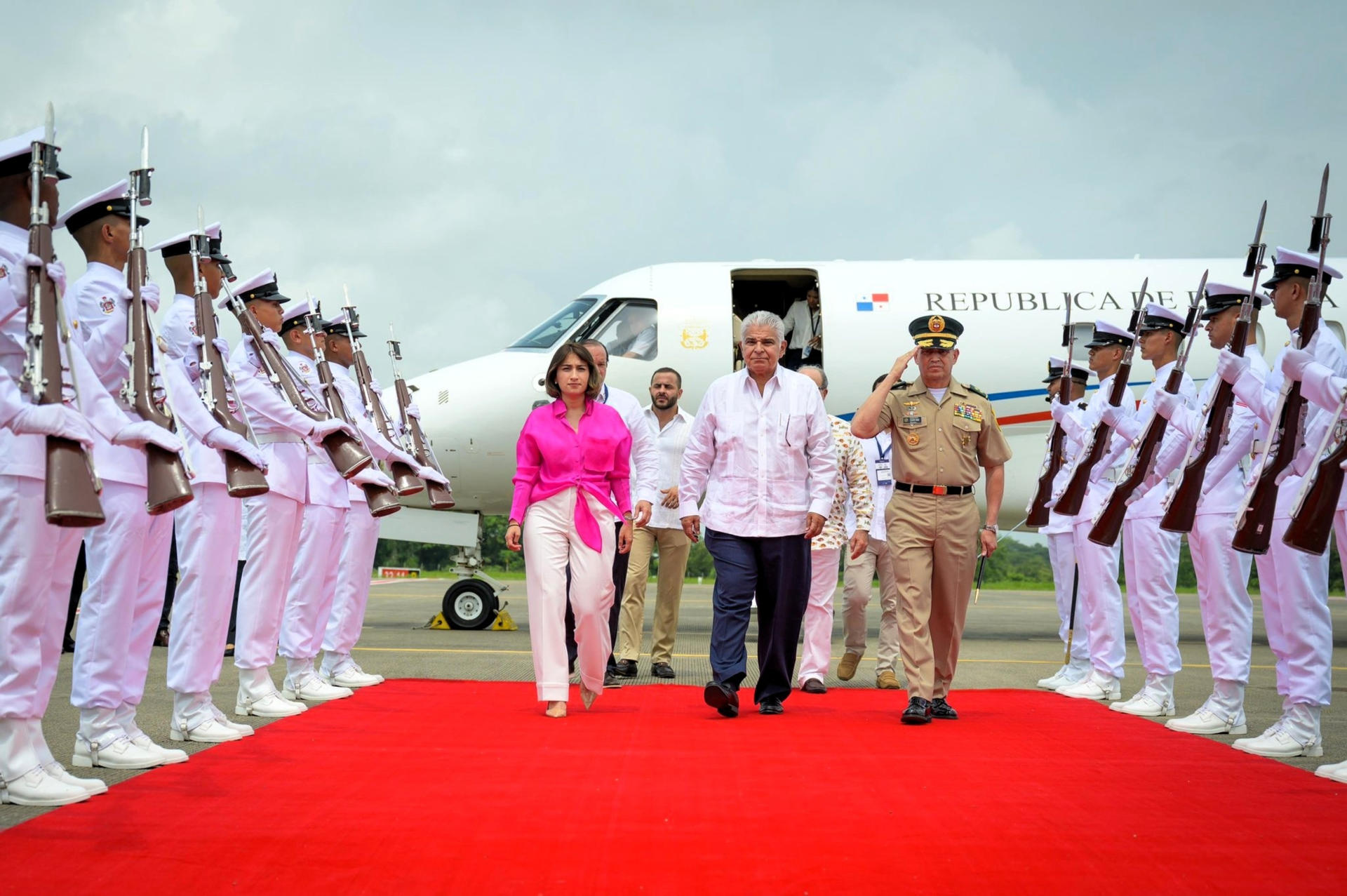 La canciller colombiana recibe con honores militares al presidente de ...