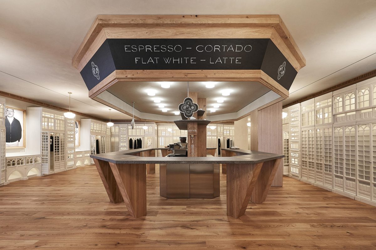 Se cumple medio siglo de la apertura de la primera tienda Zara, matriz ...
