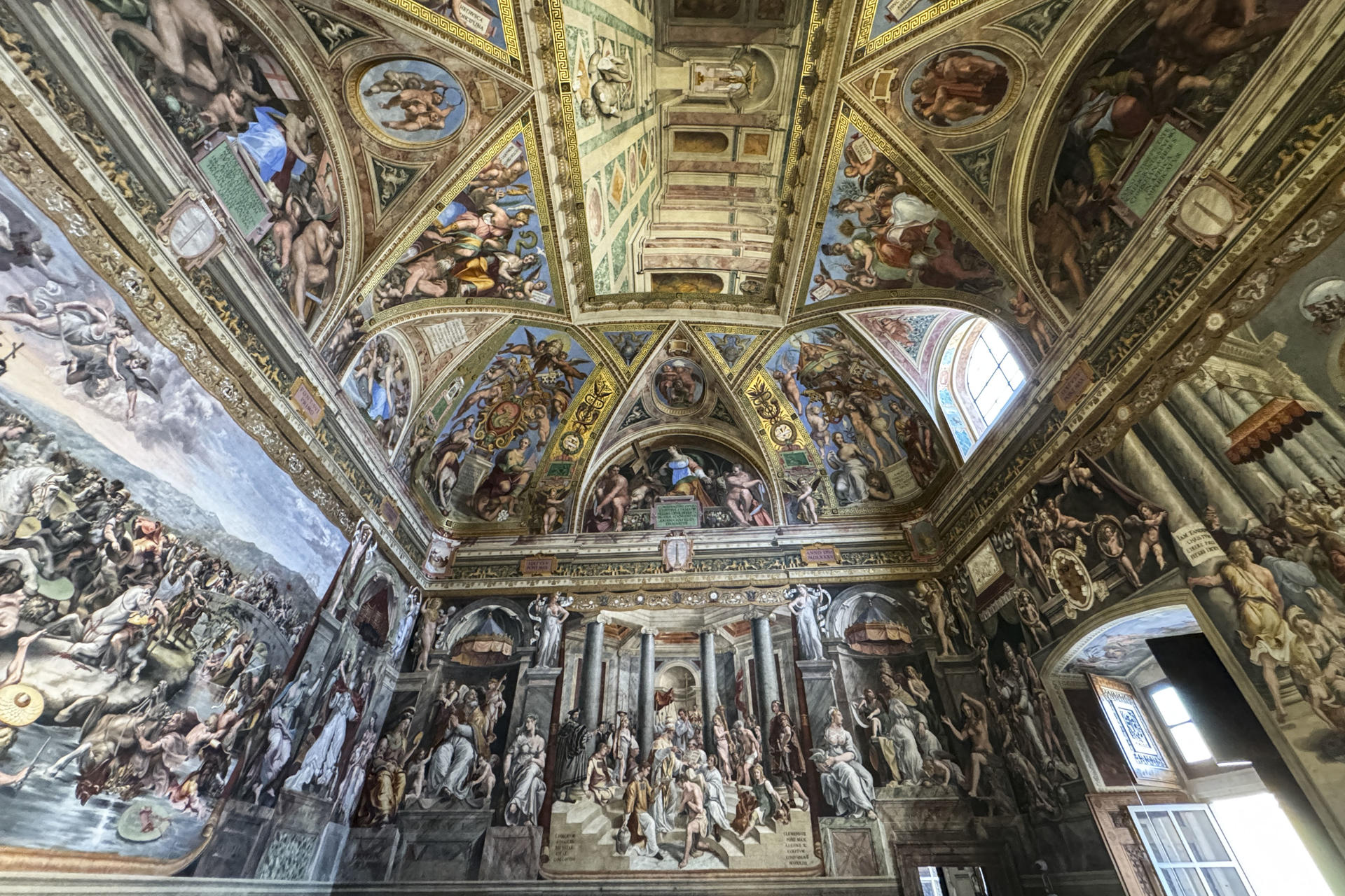 La Sala de Constantino de Rafael en los Museos Vaticanos vuelve a resplandecer | Qué Pasa