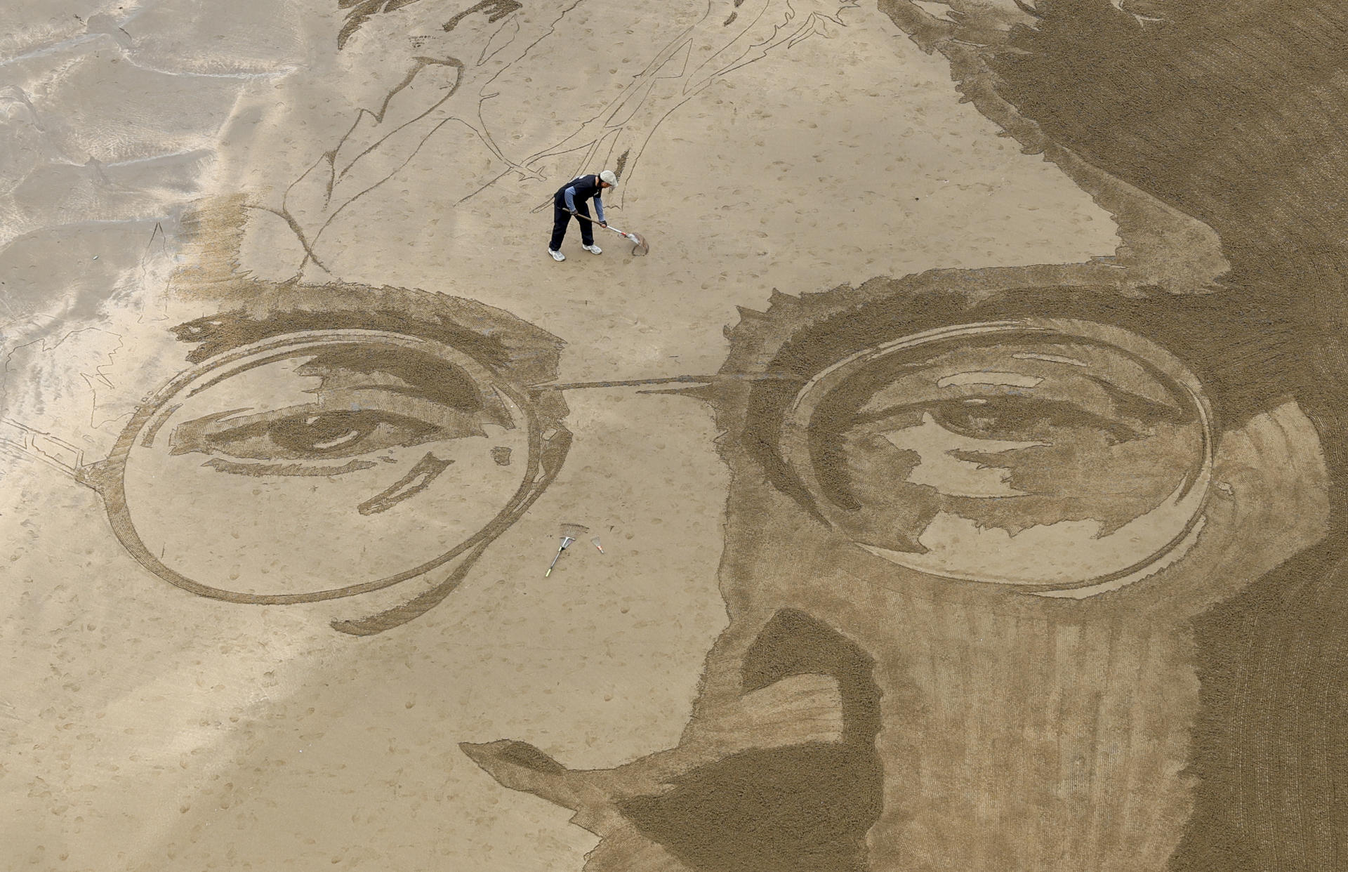 Los dibujos en la arena de un artista peruano transforman una playa del ...
