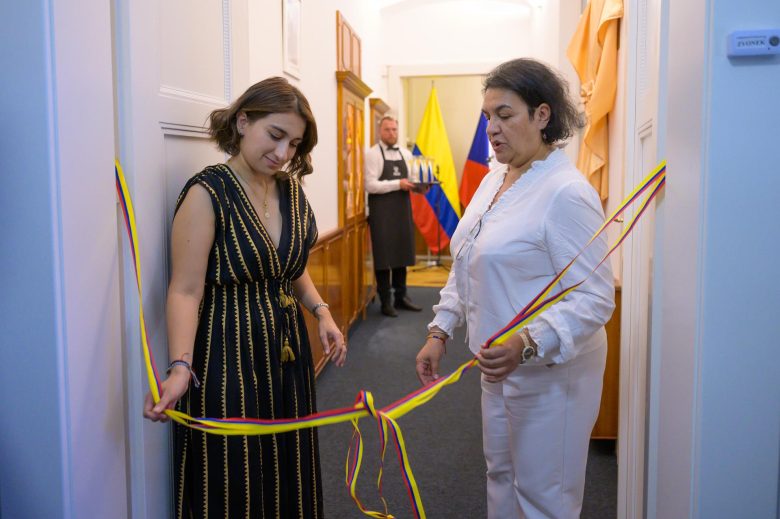 La canciller saliente inaugura la Embajada de Colombia en República ...