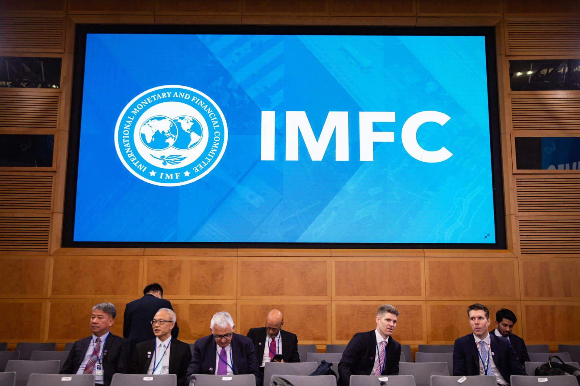 El directorio del FMI valida un desembolso inmediato para Argentina de ...