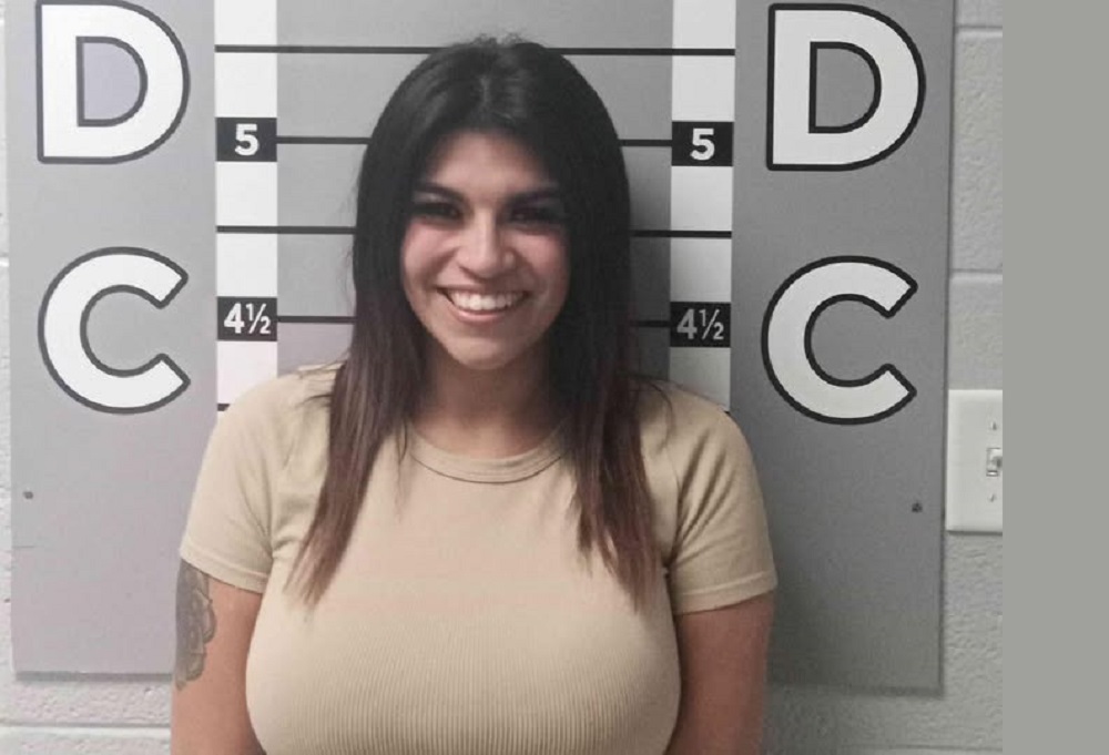 Sonrisa de película: mujer arrestada tras destrozar el auto de su ex ...