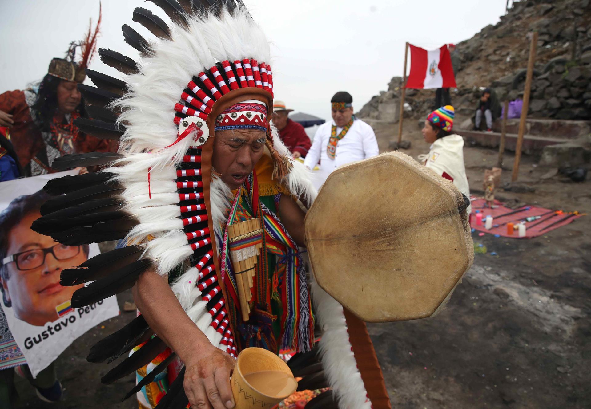 Chamanes peruanos llaman con rituales a la paz y hermandad entre ...
