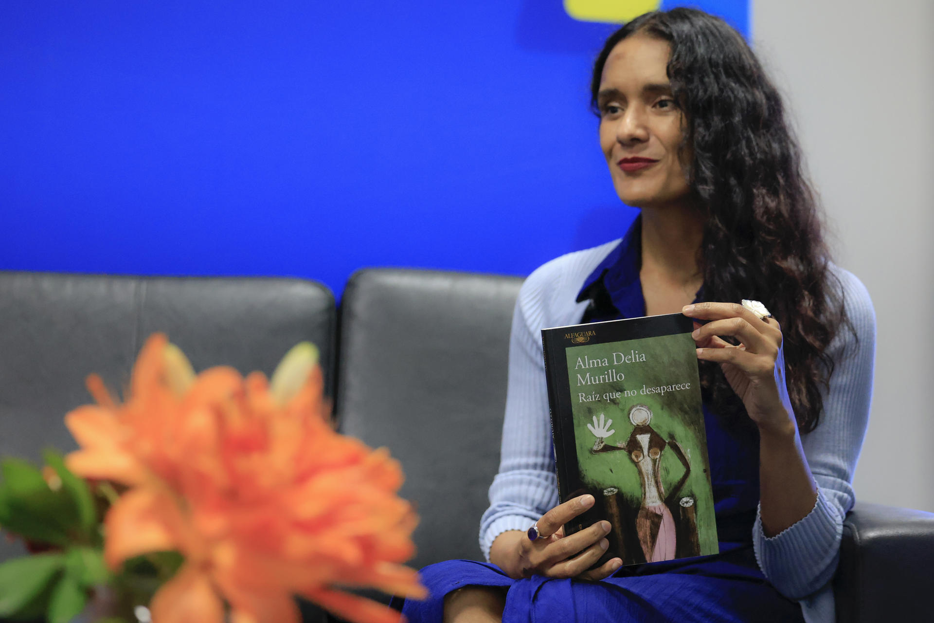 Novelista mexicana Alma Delia Murillo: "Escribo con mucha rabia, con ...