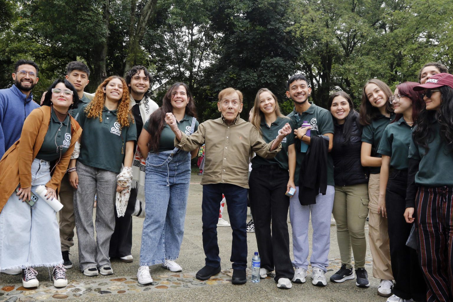 David Manzur, a sus 95 años, dona una escultura monumental a una ...
