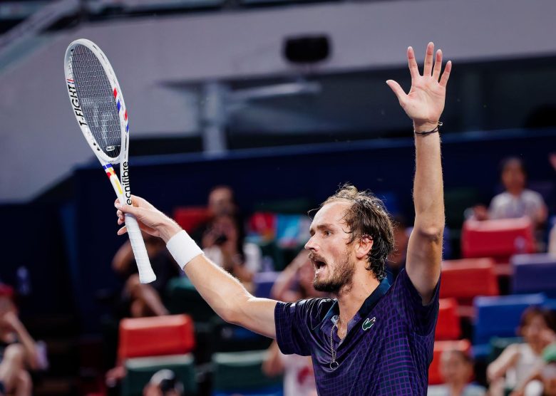 Medvedev regresa al pasado y a semifinales en Shanghai | Qué Pasa