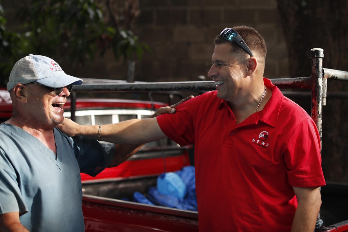 Familiares y amigos reciben al periodista salvadoreño Mario Guevara ...