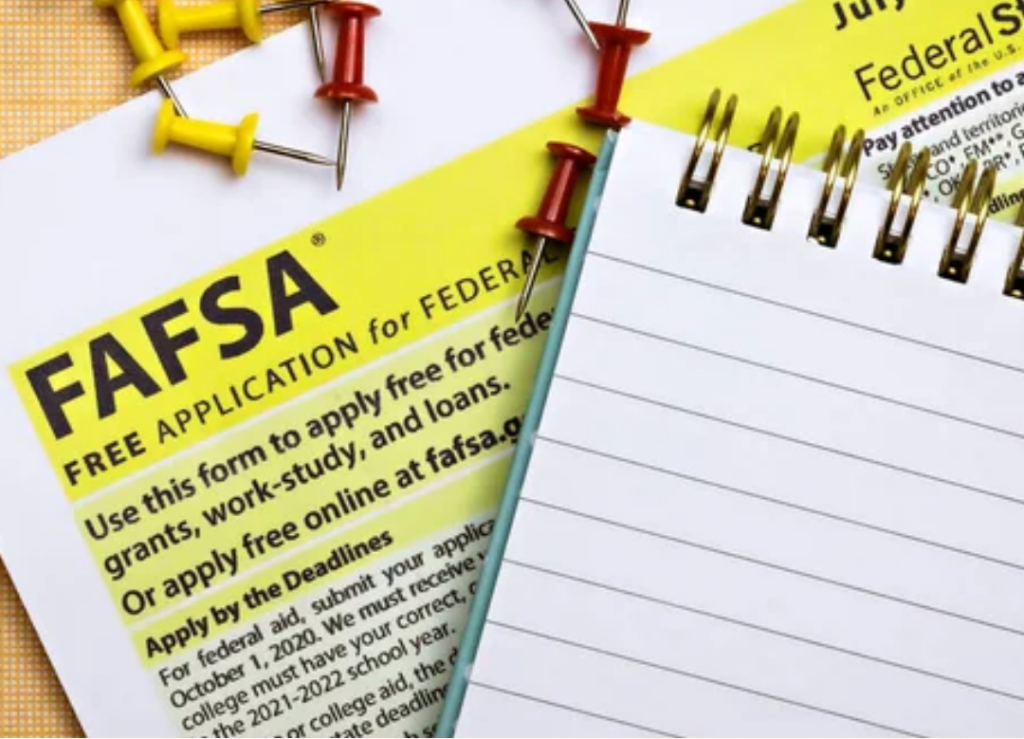 Apoyo a estudiantes para a completar la FAFSA en Charlotte | Qué Pasa