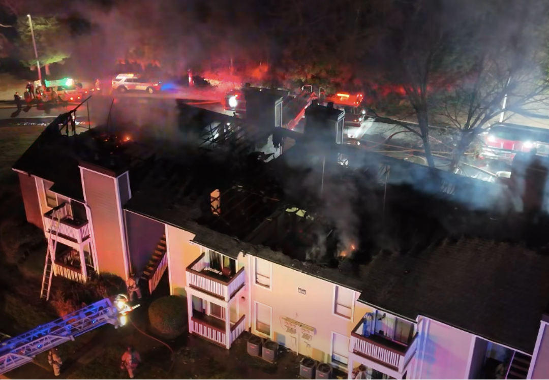 Incendio arrasa con un edificio de apartamentos en Charlotte | Qué Pasa