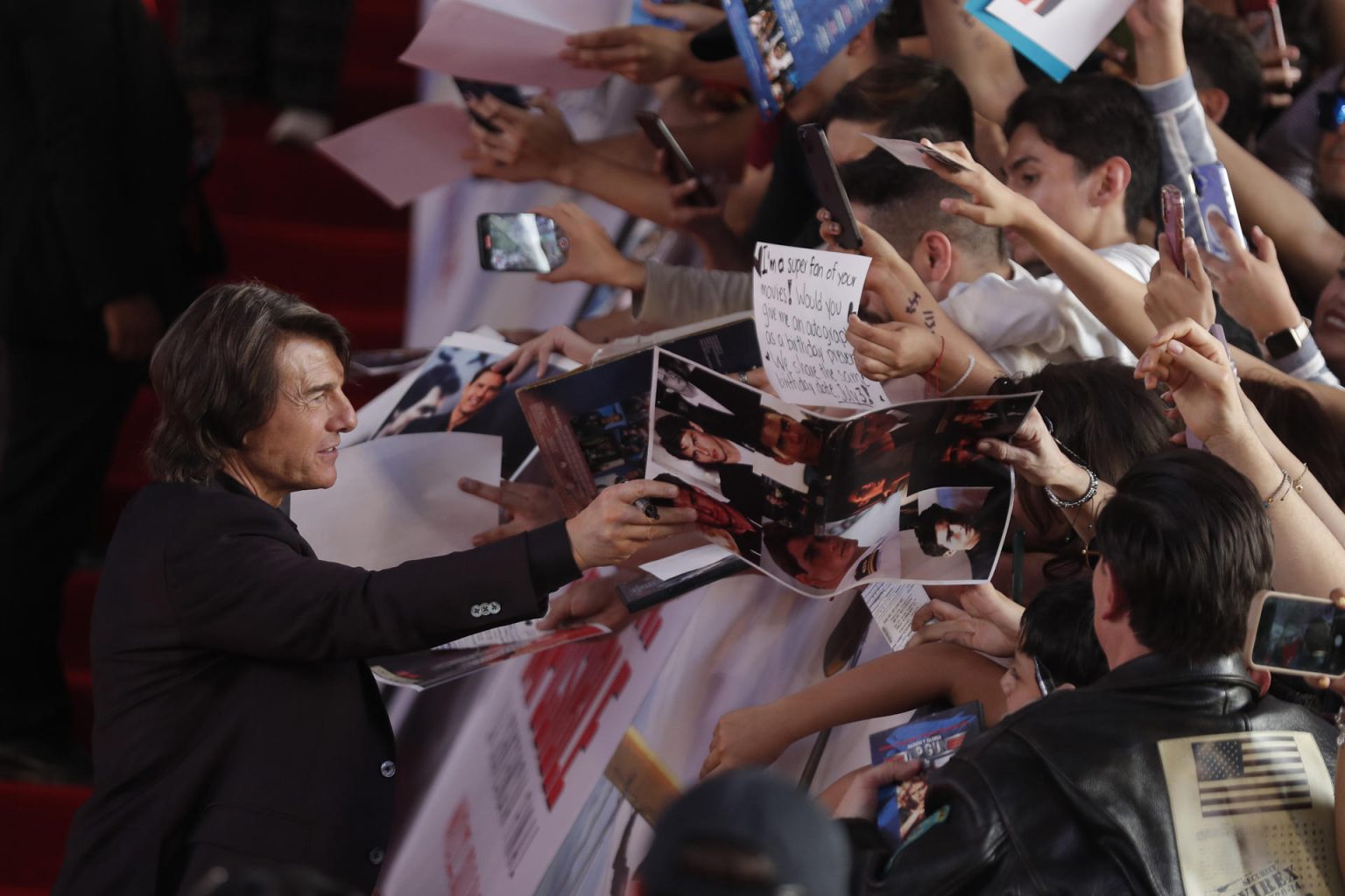 Tom Cruise recibe su primer Óscar en los Governors Awards y promete ...